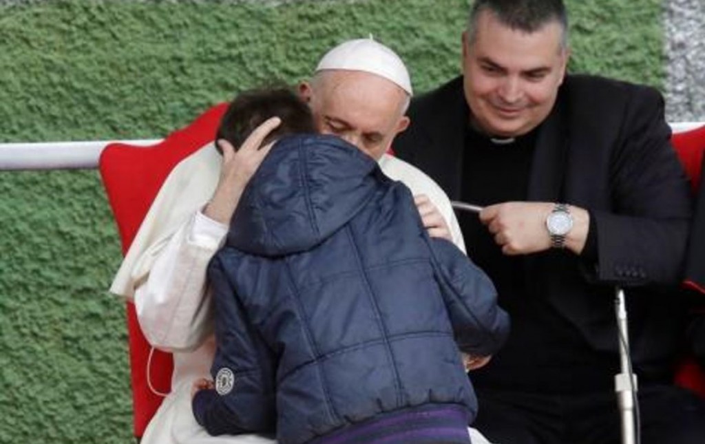 Francisco consuela a un niño que le preguntó si su padre ateo está en el cielo - Francisco - León