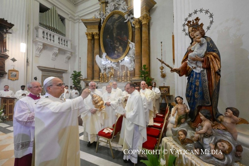 En el sí de María se prolonga la fecundidad de la Iglesia - Francisco ...
