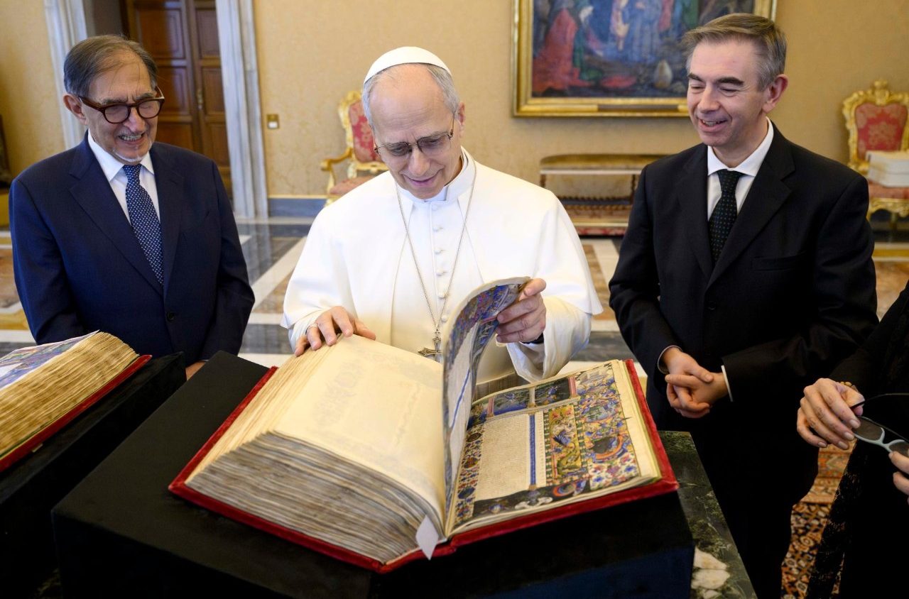 El Papa León XIV recibió la Biblia de Borso del Este en un histórico ...